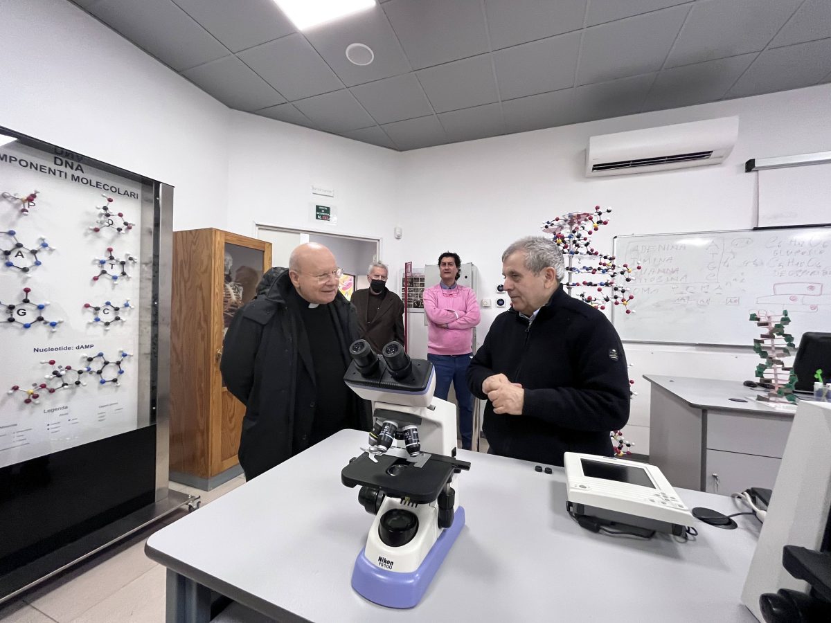Mons. Sorrentino in visita al Laboratorio di Scienze Sperimentali – Diocesi di Foligno